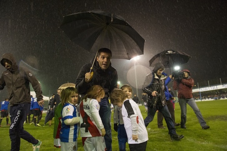 Las gradas de Garmendipe se llenan pese al diluvio para homenajear a ...