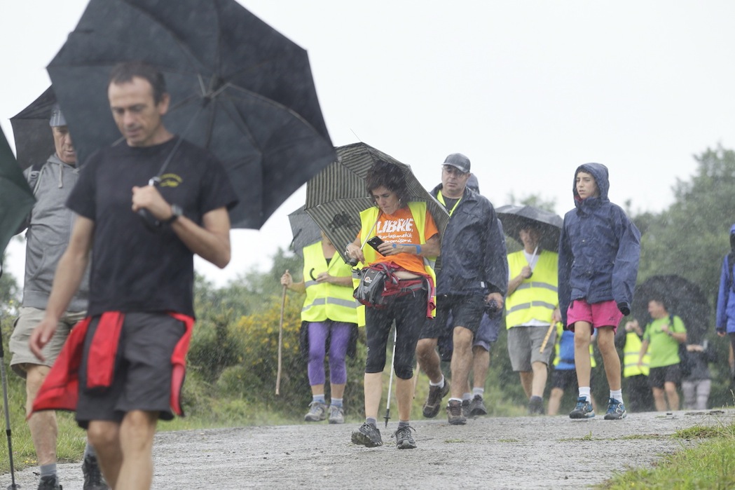 Aldapan gora, aldapan behera kaleak eta mendiak batu ditu Kalerak Deba ...