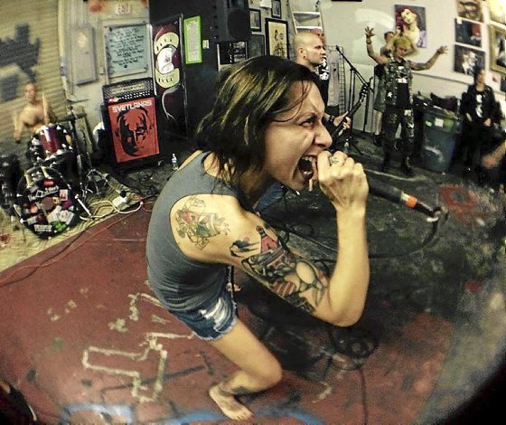 La banda rusa de punk-rock y thrash metal Svetlanas actúa en Donostia ...