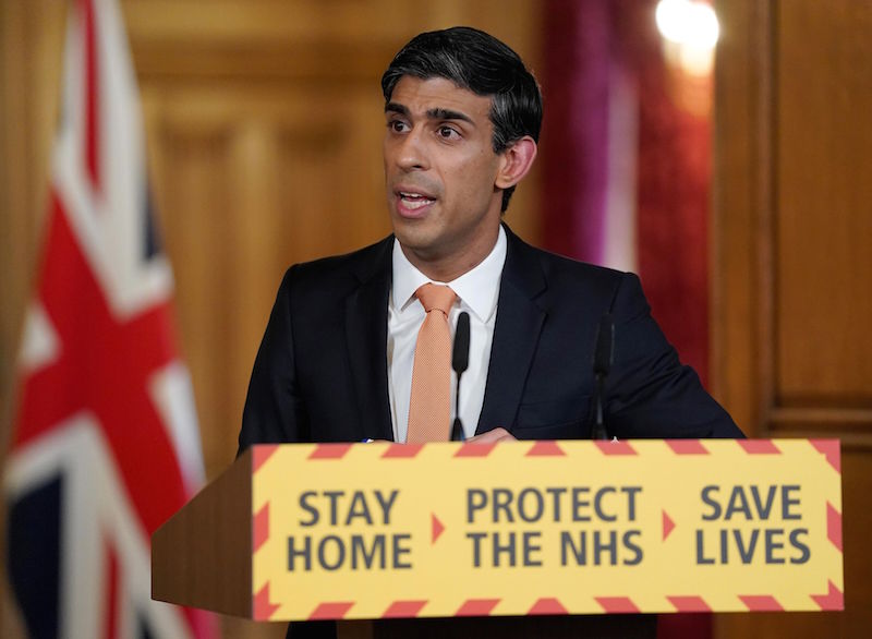 Johnsonek hobera egin du baina Erresuma Batuan ia mila lagun hil dira ...