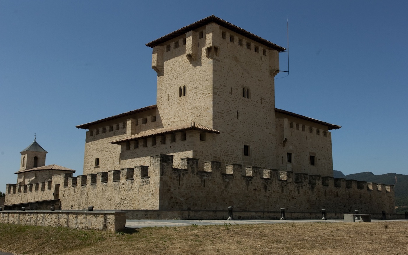 Recorrido por castillos, torres defensivas y monumentos medievales ...
