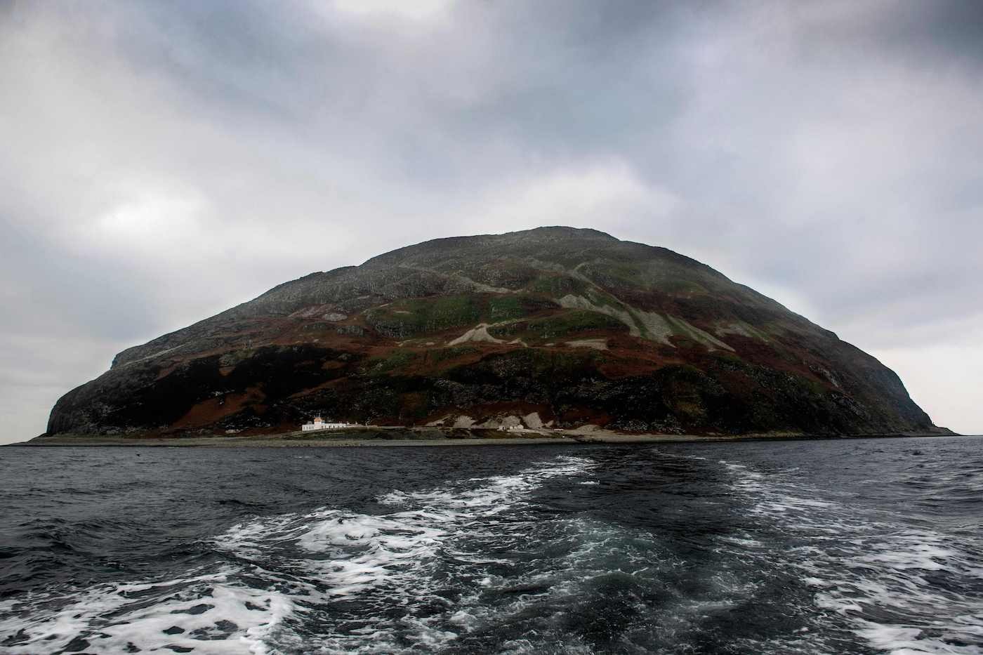 Ailsa Craig, la isla que guarda el secreto de las piedras del curling ...