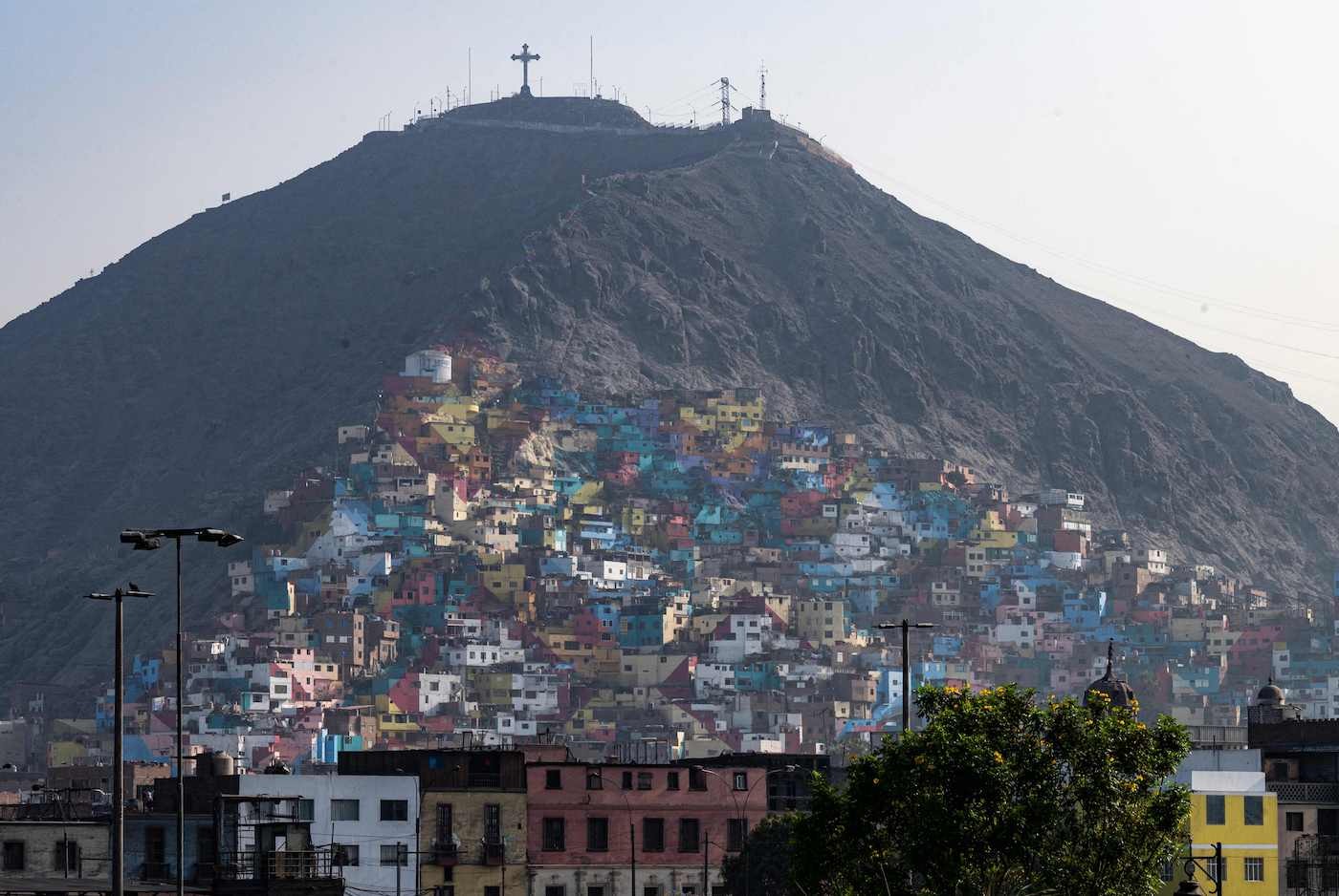 Un gigantesco mural para colorear «la tristeza» en un cerro peruano ...