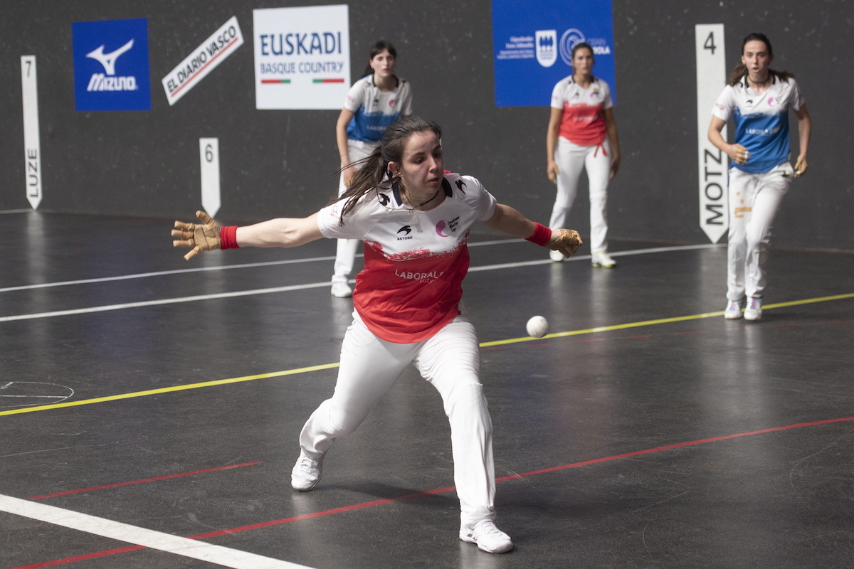 «Ez nuke esango emakumeen pilotaren egoera faltsua denik, baina atzetik ...