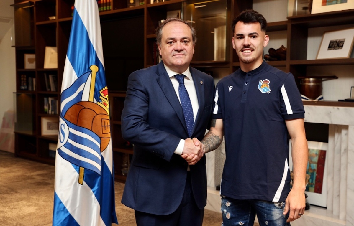 El lateral Alex Sola renueva con la Real hasta 2026 | Real Sociedad | Naiz