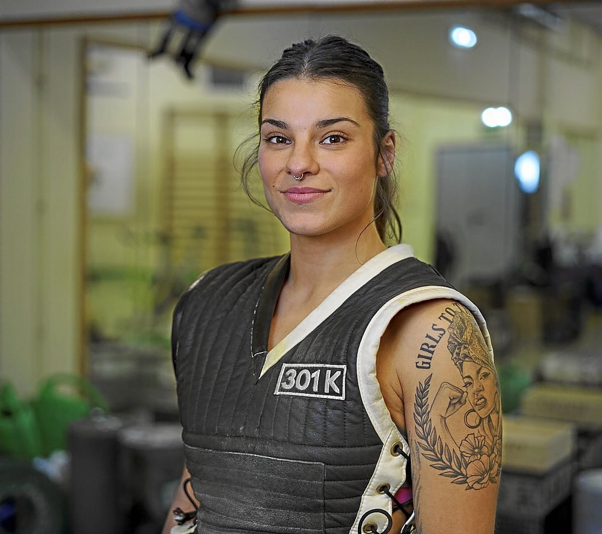 Lur Errekondo, eskubaloitik harria jasotzera jauzi egin duen kirolaria ...