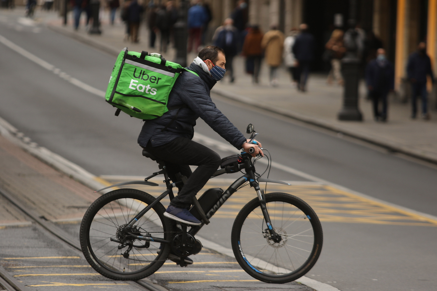 La «ley Rider» cumple un año con avances, choque entre empresas y ...