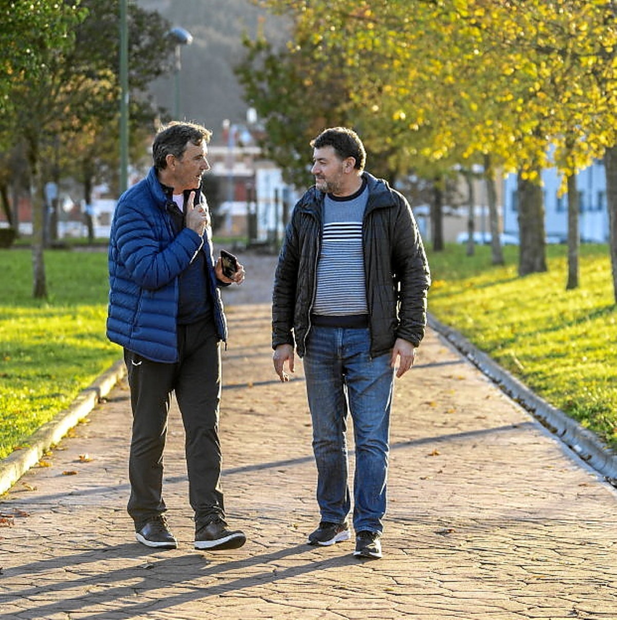 Semeen beharretara egokitutako etxe baten zain dago Derioko familia bat ...