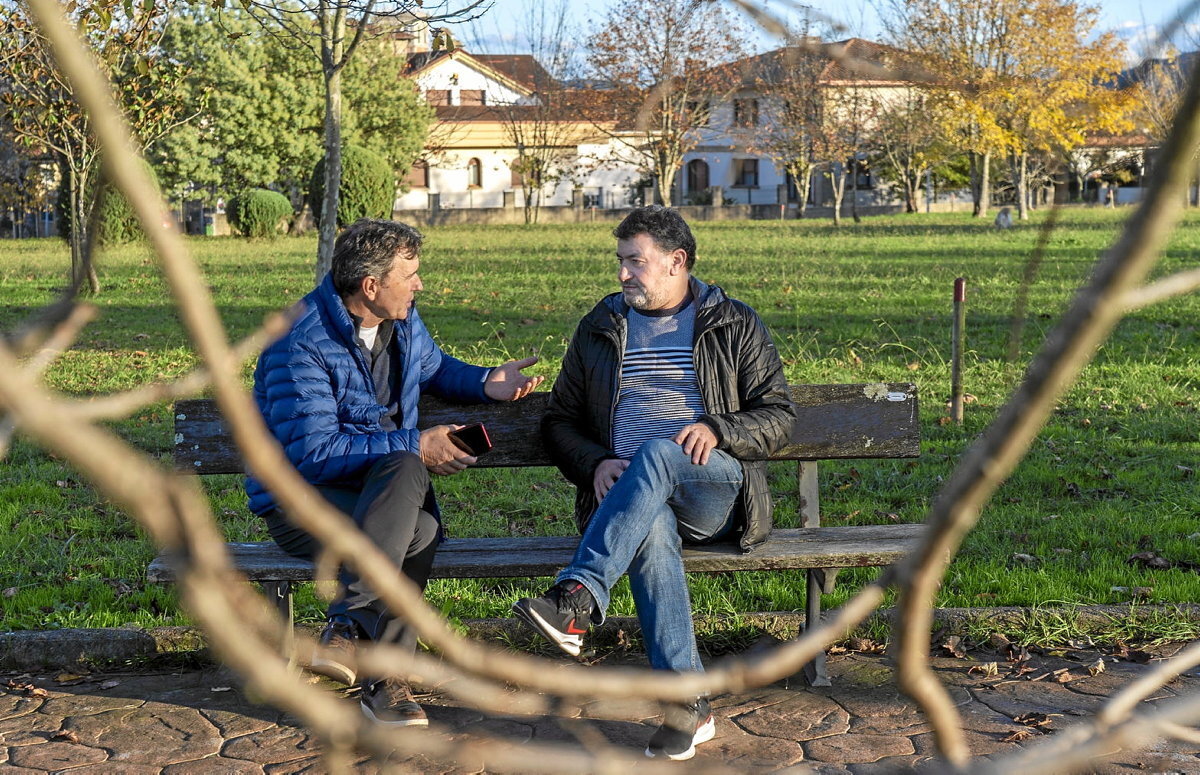 Semeen beharretara egokitutako etxe baten zain dago Derioko familia bat ...