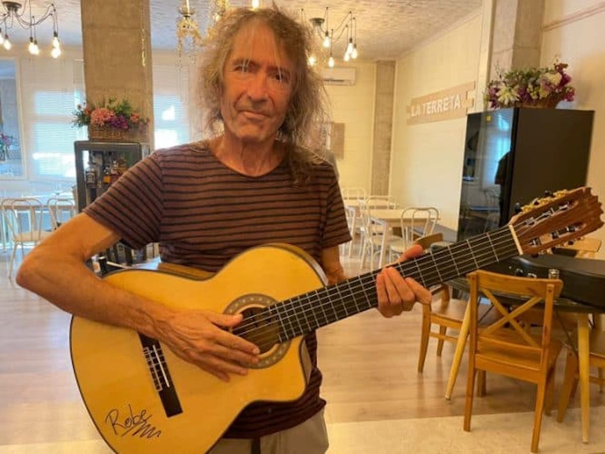 Robe Iniesta y su guitarra ‘Rebeldía’, protagonistas de una campaña ...