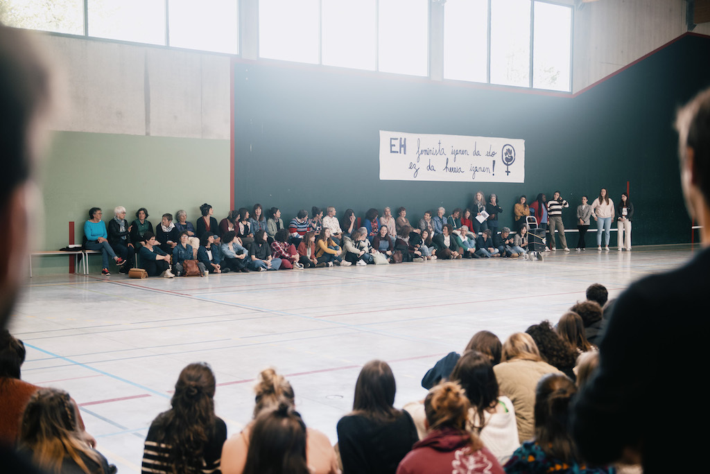 Emazteak erdigunean ezarririk «plaza goxoa» irudikatu dute Bernat ...