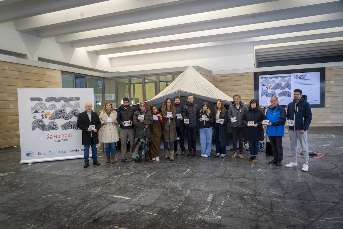 ‘Saharari kantari’ elkartasun diskoa eta kontzertua aurkeztu dituzte ...