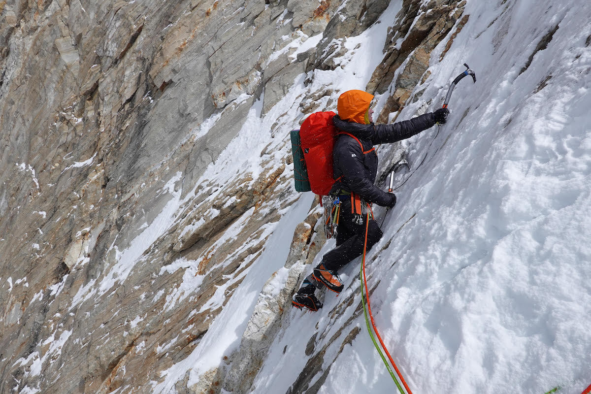 Paul Ramsdenek eta Tim Millerrek Surma-Sarovar mendiaren lehen igoera ...