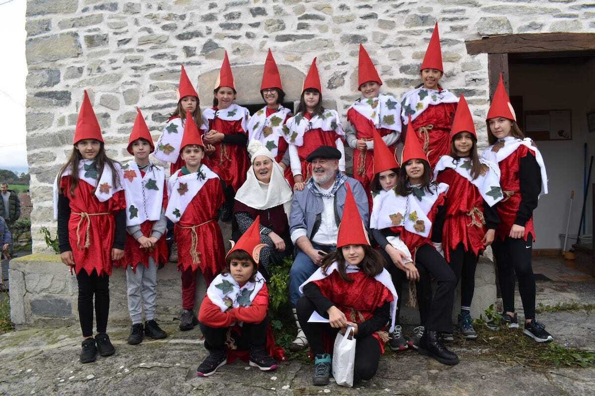 Aiaran, haurrek eramaten dizkiote jostailuak Olentzerori | herria ...