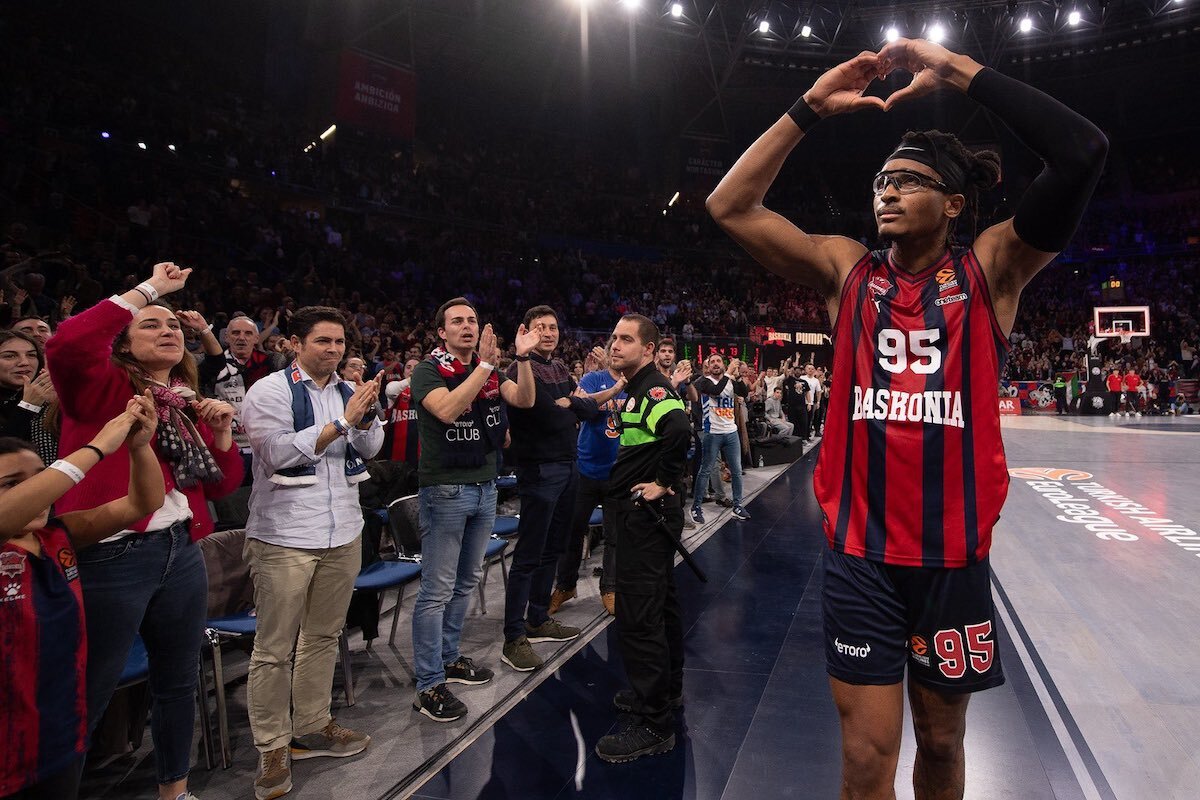 Chima Moneke: «Escuchamos el ruido que hay sobre nosotros, pero no nos ...