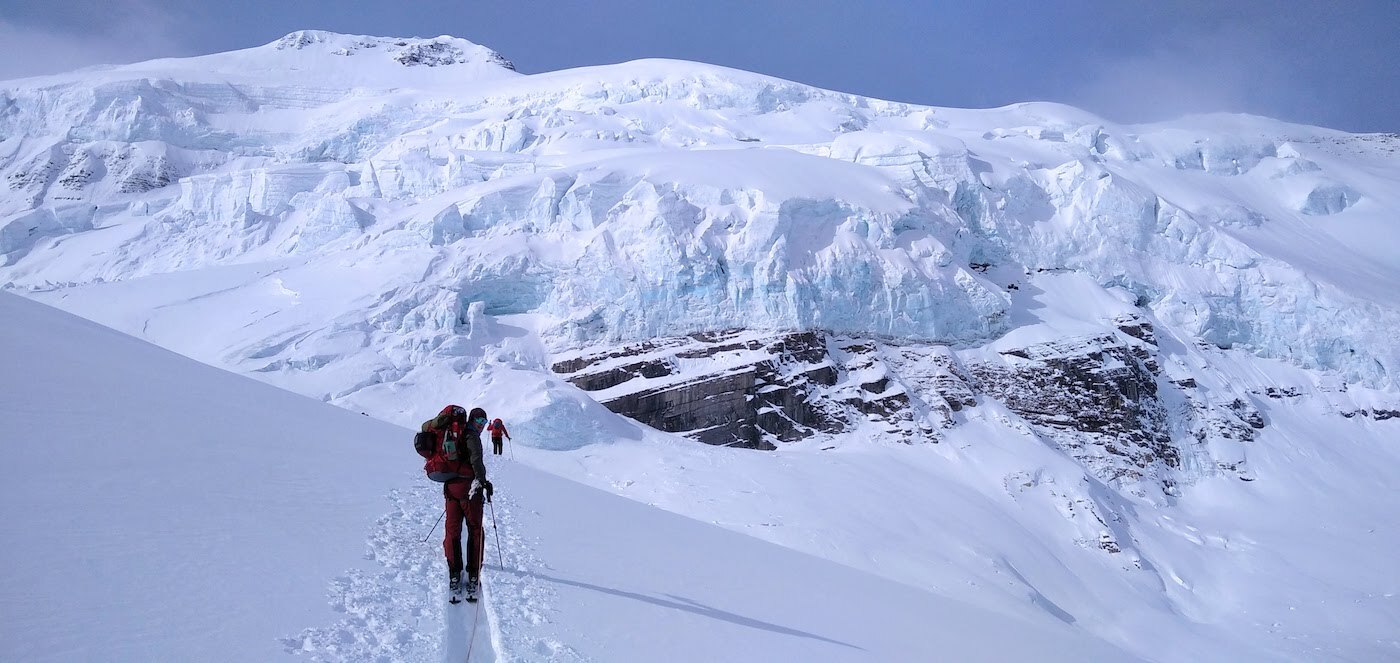 Wapta ibilaldia: izotz eta elurrezko mortuan zehar mendiko eskiekin ...