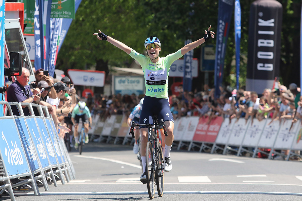 Mischa Bredewold repite en Basauri y amplía la racha triunfal del SD Worx en la Itzulia ...