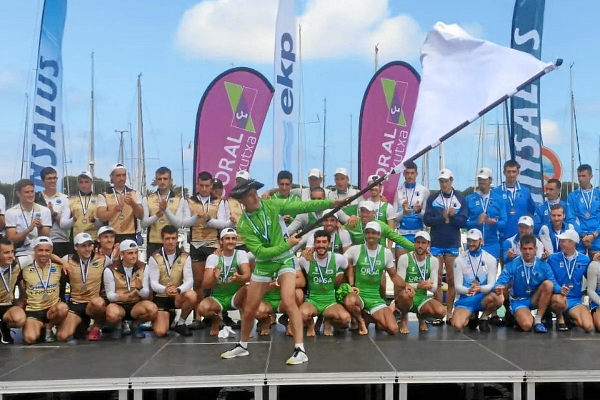 Hondarribiko eta Lekeitioko urek urteko lehen bandera ofizialak banatu ...