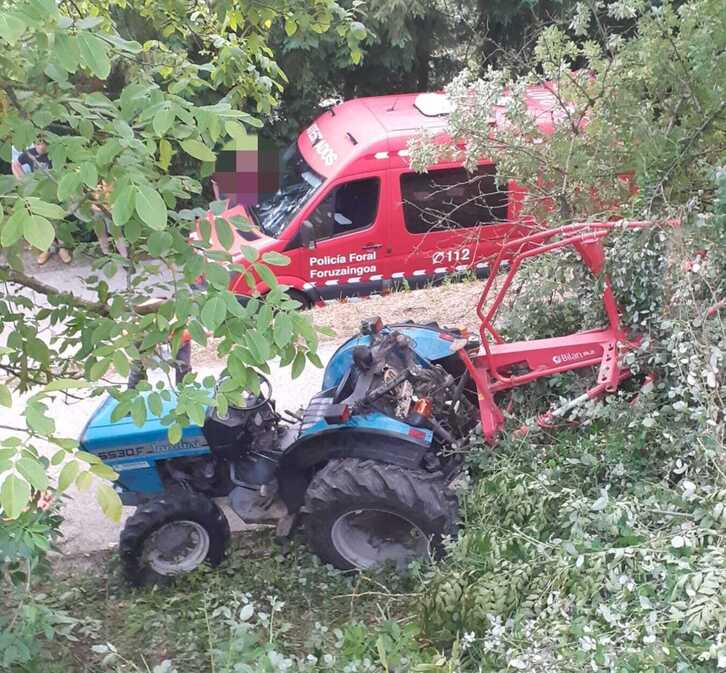 Muere un hombre al volcar el tractor con el que circulaba en Leitza ...
