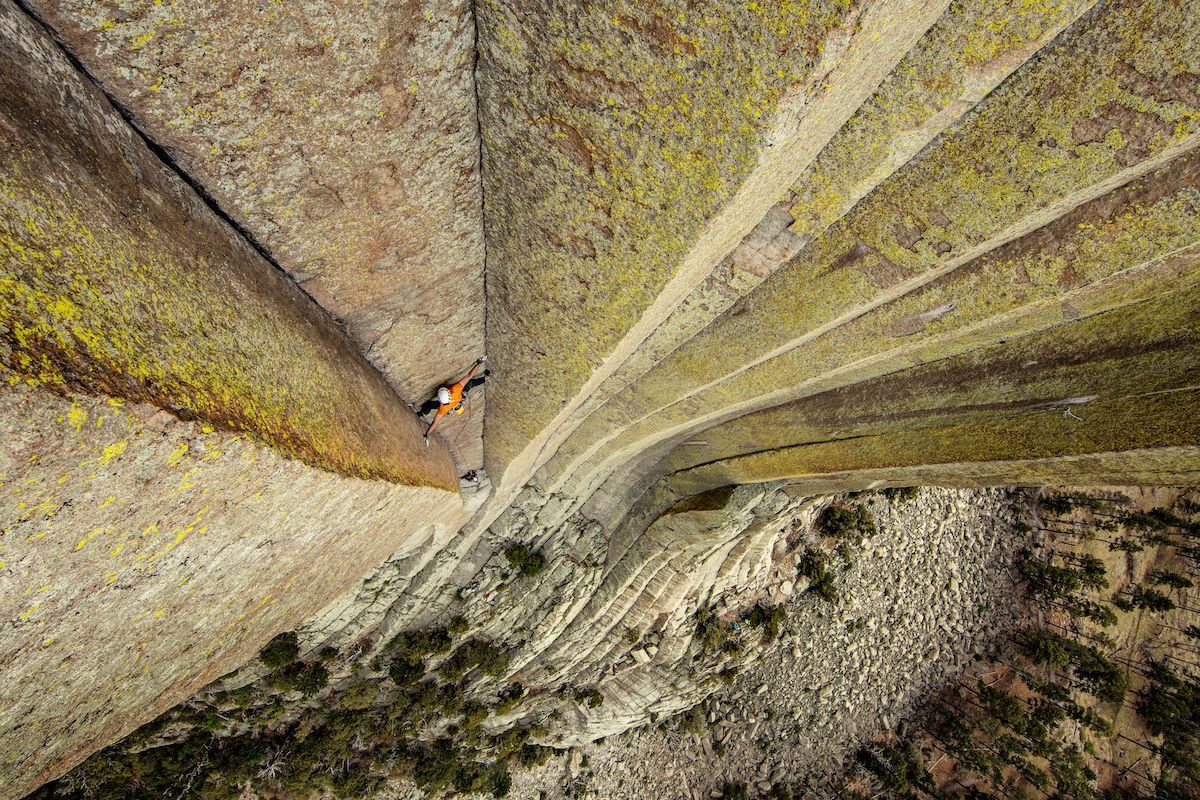 Jesse Dufton eskalatzaile itsuak Devil’s Tower ikonikoa igo du ...