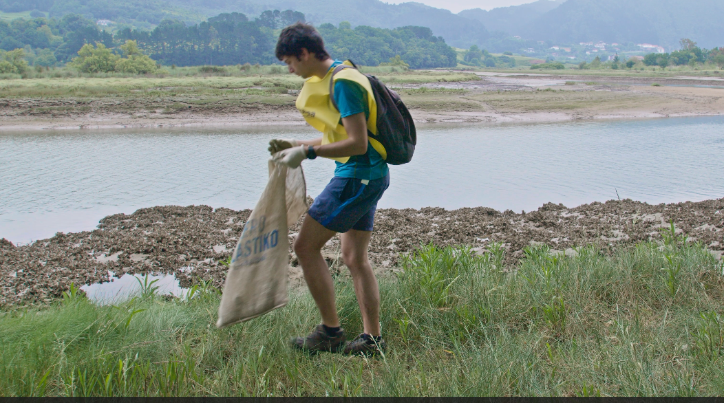 Ia tona bat hondakin kendu dute herritarrek inguru naturaletan, Ekoetxea Sarearen kanpainaren ...