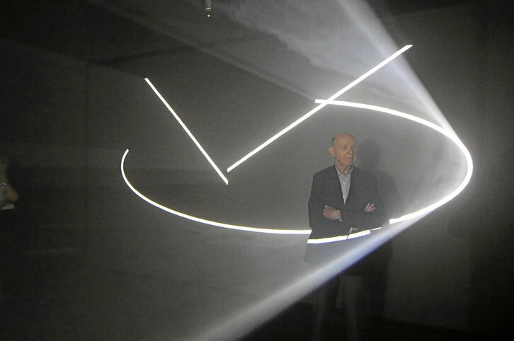 Anthony McCall dialoga en Bilbo con las obras de Fontana y Serra ...