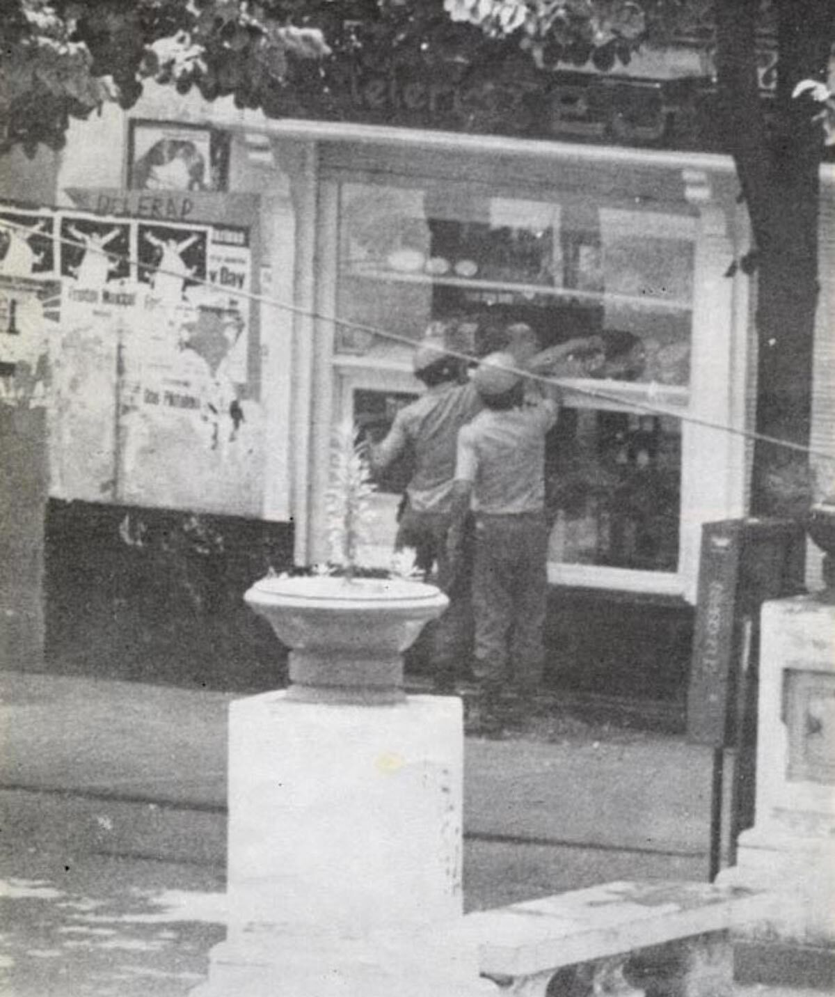 Policías saqueando Errenteria en una imagen icónica, con cuyo autor ha ...