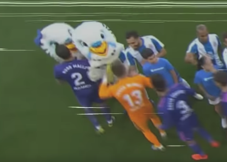 El futbolista Hugo Mallo, condenado por tocamientos a la mujer que era ...