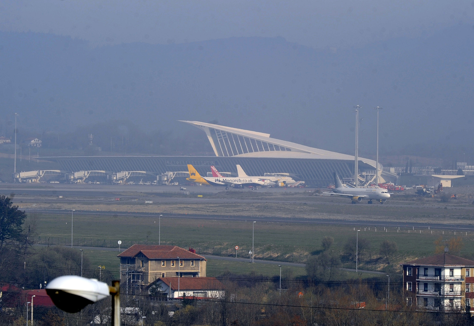 Desviados por la intensa niebla siete vuelos que tenían previsto ...