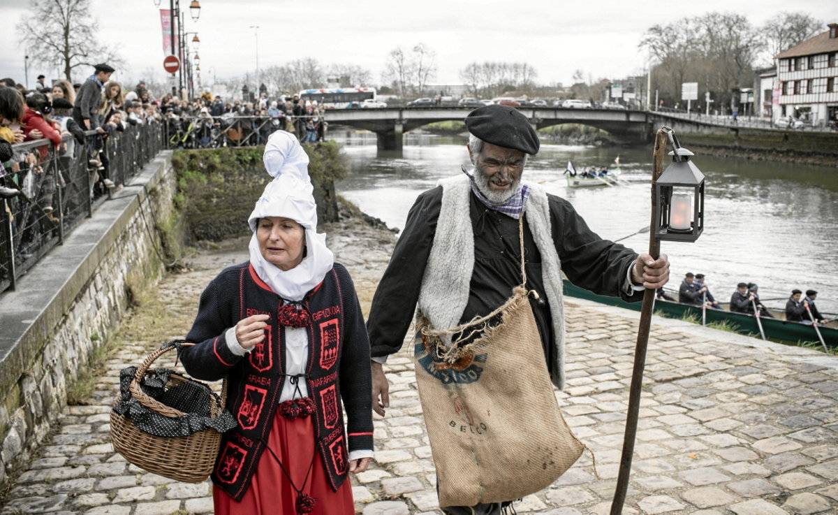 Olentzero eta Mari Domingi, opariekin minak goxatzen | Iritzia | GARA ...