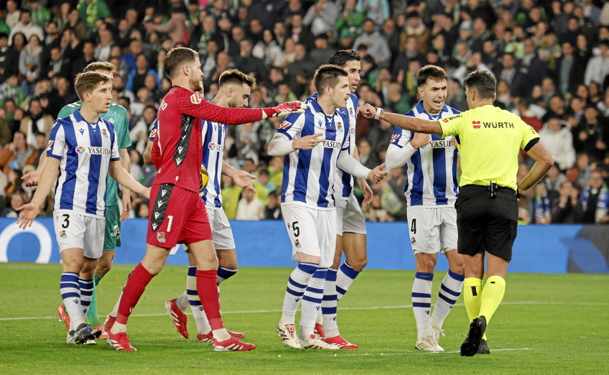 Gil Manzano maniata a una Real que juega 70 minutos en inferioridad ...