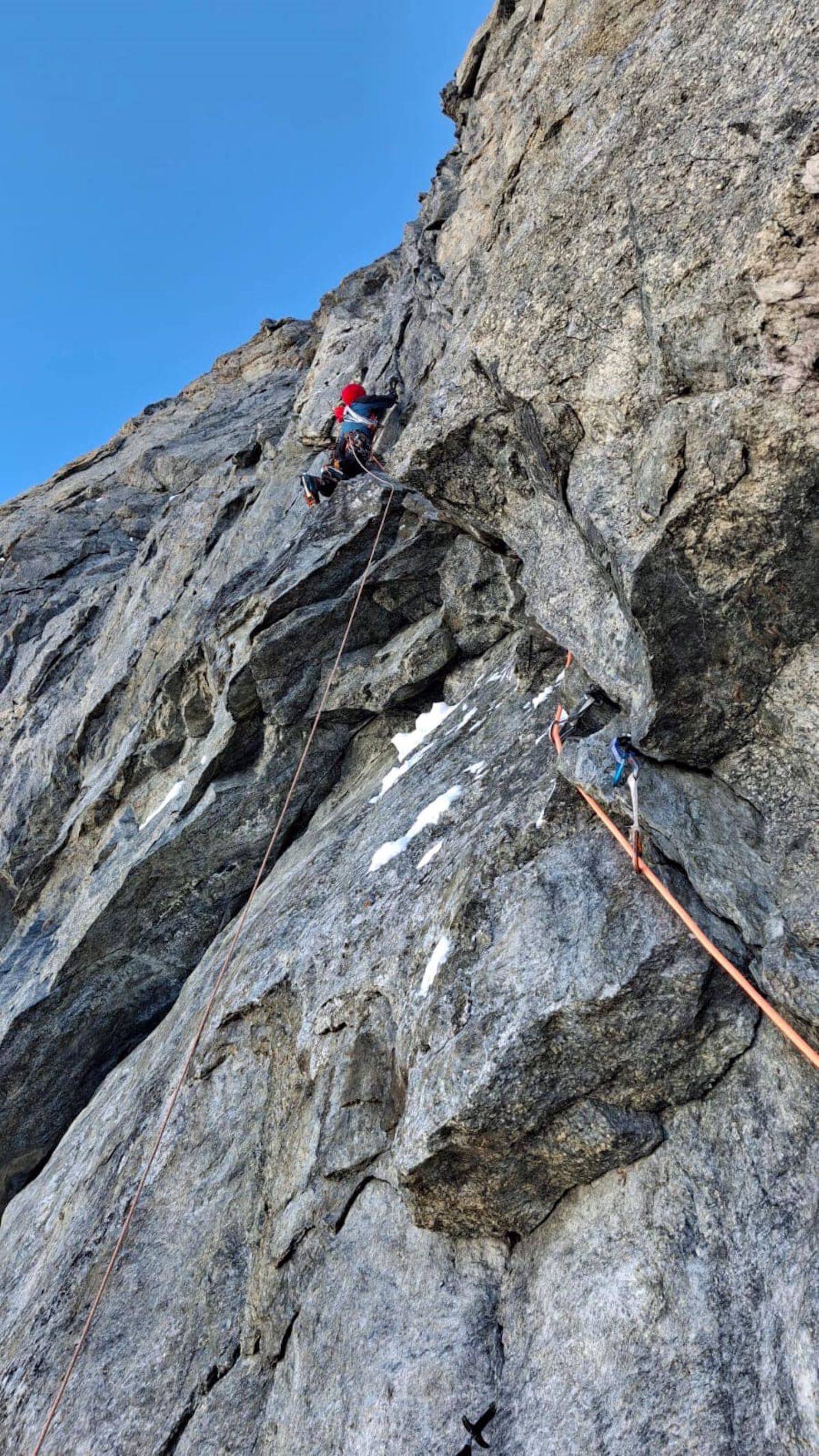 Muturreko mistoa besarkatzen ari da hormatzarretako eskalada ...