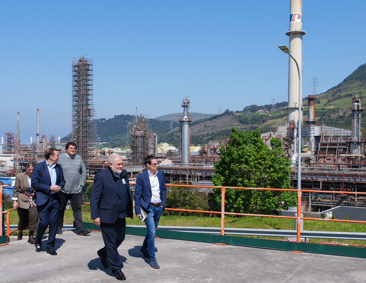 EH Bildu visita Petronor en Muskiz y se reúne con su dirección a ...