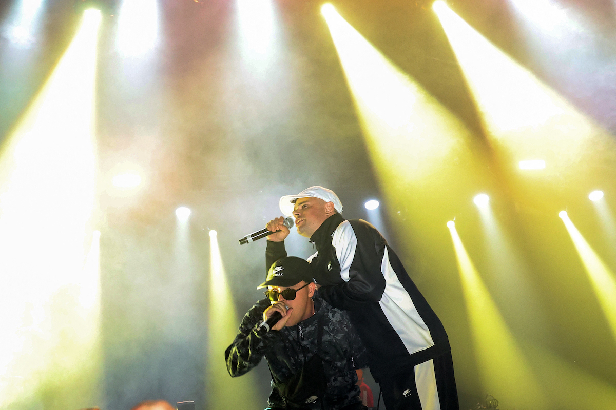 El grupo de rap irlandés Kneecap defiende sus críticas a Israel por «genocidio» en Gaza | Mundo ...