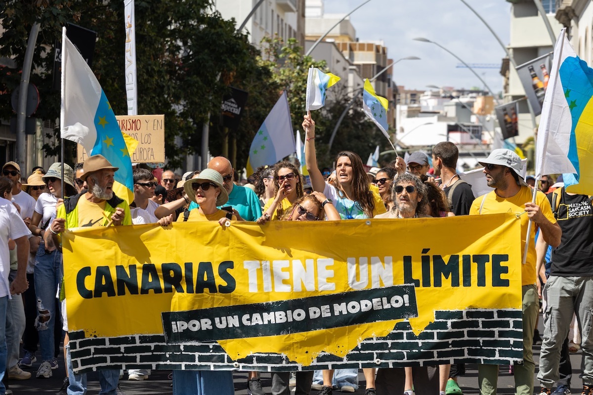 Decenas de miles de personas vuelven a las calles en Canarias contra el ...