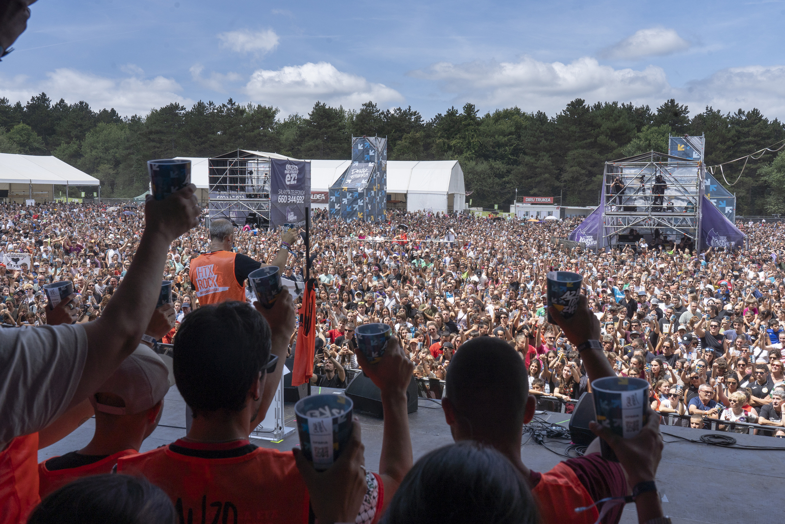 «Bihotzak pozez piztuta», Hatortxuri agur esan zioten 25.000 lagun ...