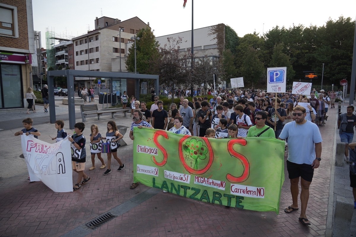 Vecinos de Berango se manifiestan contra las obras y la tala de árboles en Lantzarte | Euskal ...