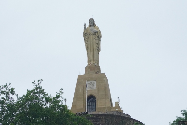 El obispo vuelve a defender el Cristo de Urgull, levantado por los ...