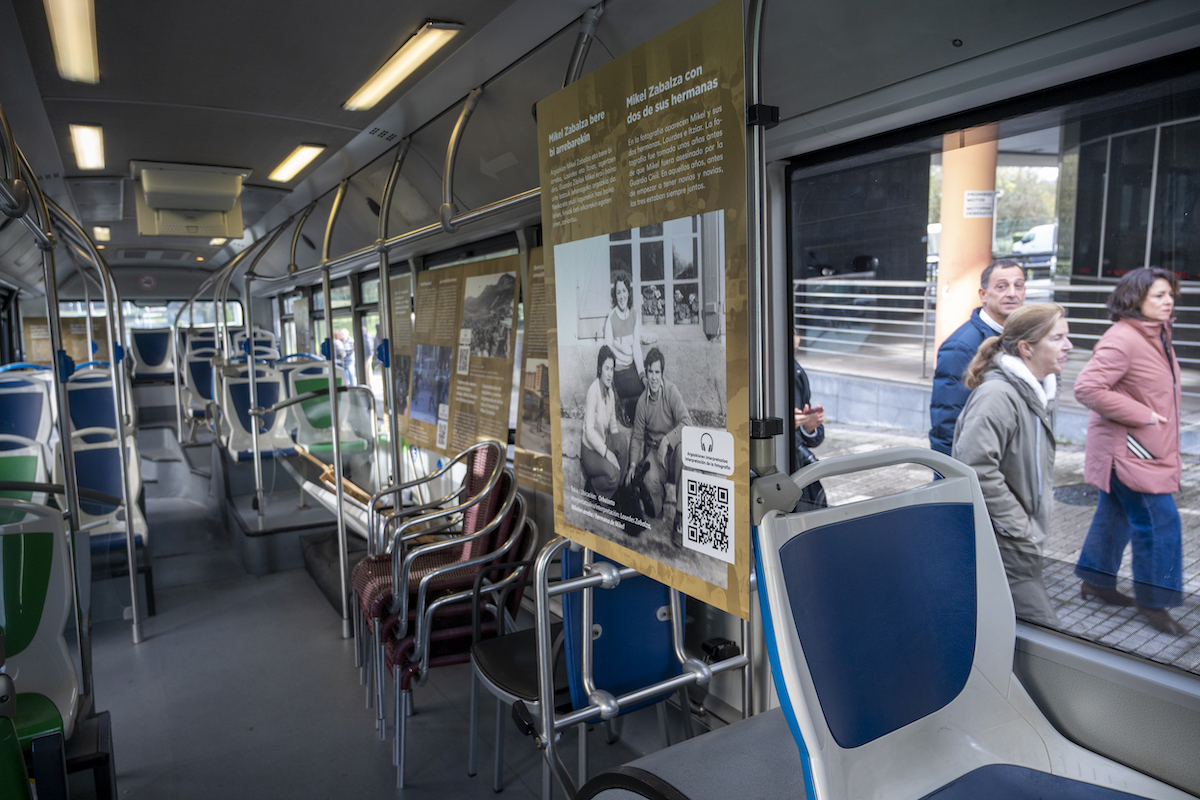 «Non dago gidaria?» pankarta daraman autobusaren bira Intxaurrondotik ...