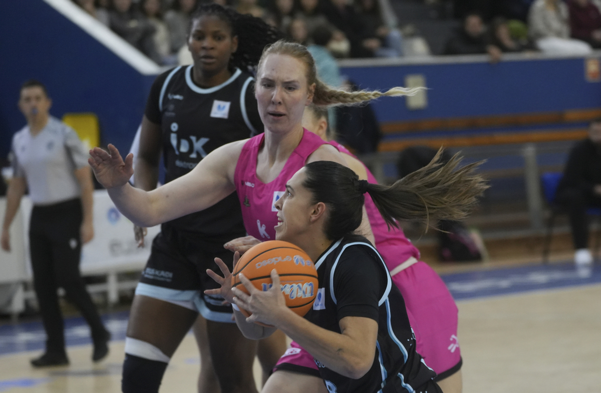 Inolako logikarik izan ez duen euskal derbia eraman du Kutxabank Araski ...