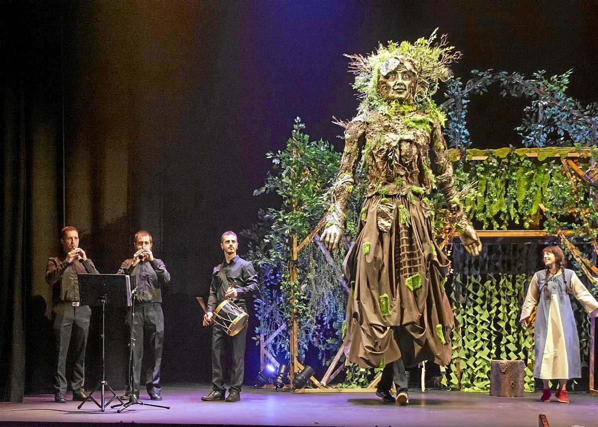 Un bosque con gigantes míticos ha surgido en pleno corazón de Iruñea ...