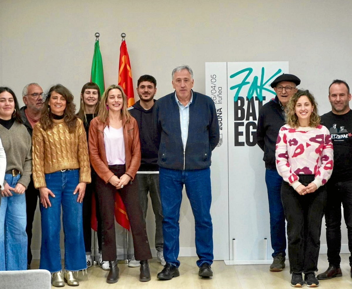 EH Bildu Aberri Egunean: herriaren alde eta gerraren aurka | Euskal ...
