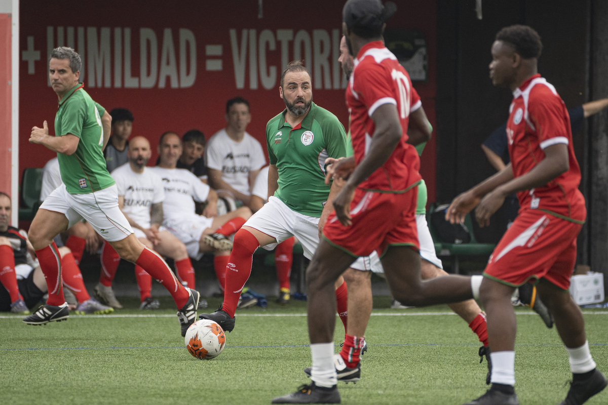 Mundu mailako Errefuxiatuen egunean futbolak elkartu ditu Gobelan ...